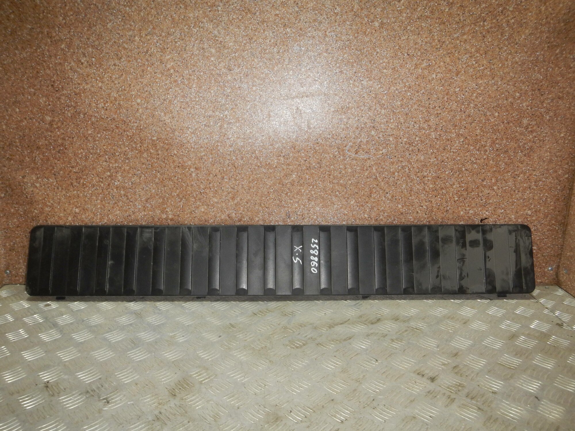 Б/У Накладка обшивки нижней двери багажника, BMW (БМВ)-X5 BMW X5 (E53) (99-06) царапины 258860 BMW арт. 51498243504