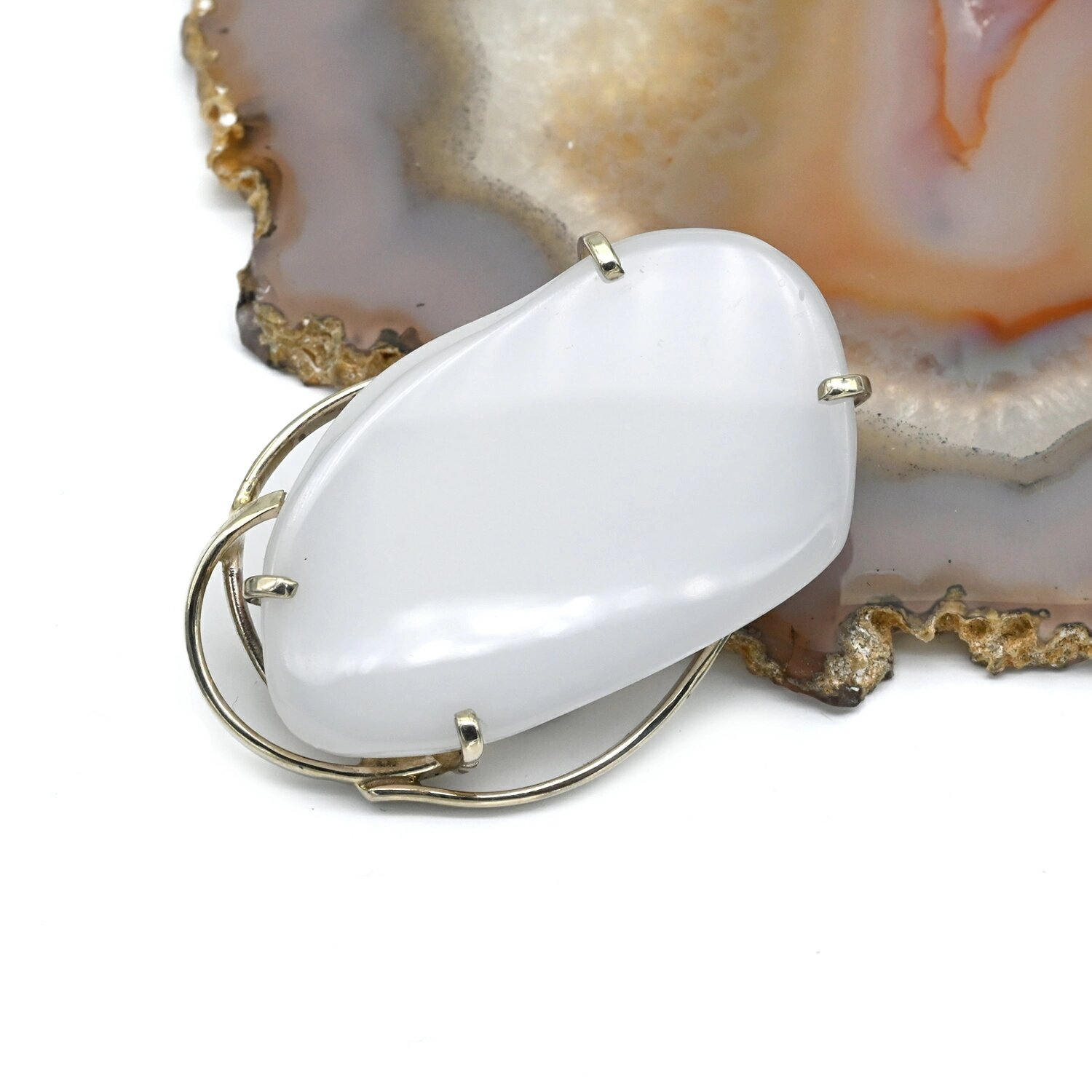 Брошь, кахолонг