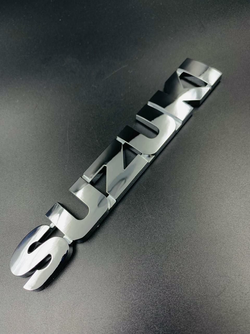 Эмблема на крышку багажника Suzuki. Шильдик значок Сузуки (длина 150мм)