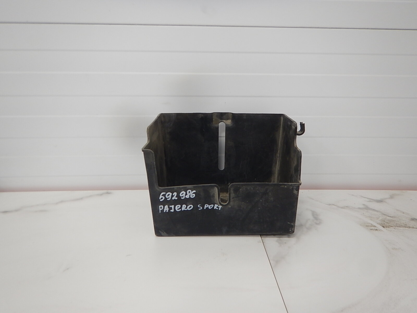 Б/У Крепление АКБ (корпус/подставка), Mitsubishi (Митсубиси)-PAJERO SPORT (KH) (08-) MITSUBISHI PAJERO SPORT (KH) (08-) ...