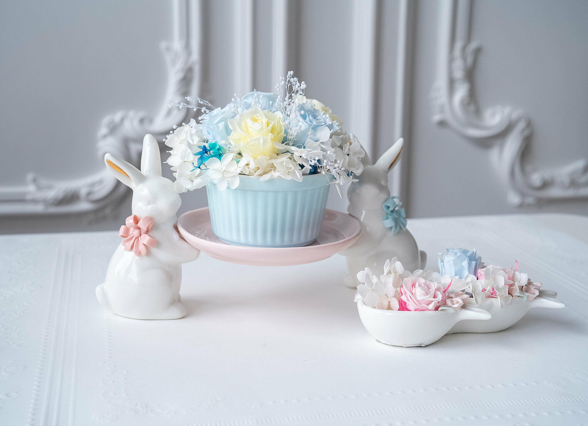 Букет цветов из стабилизированных роз в кашпо , голубой / букет на 8 марта / подарок учителю