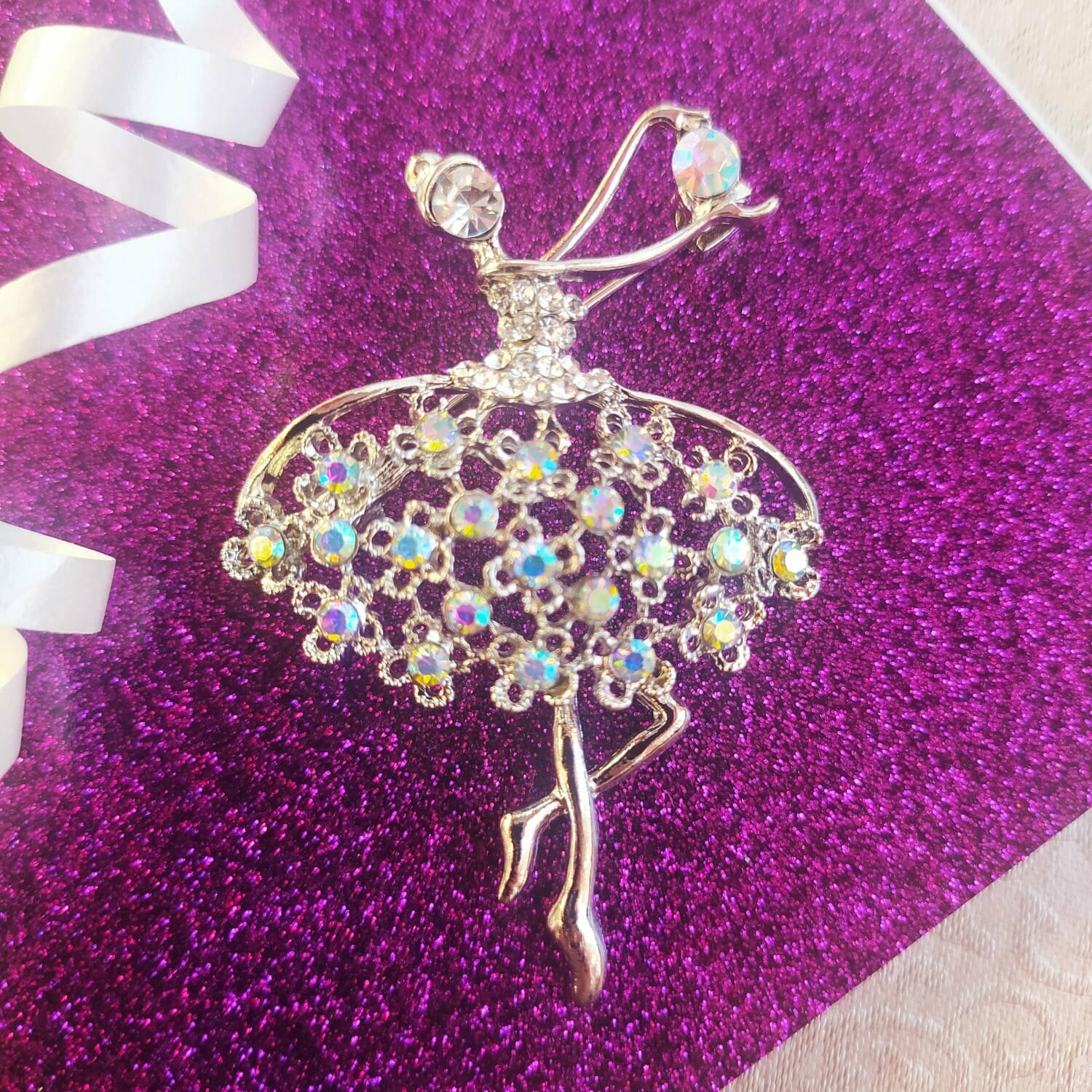 Брошь, стразы