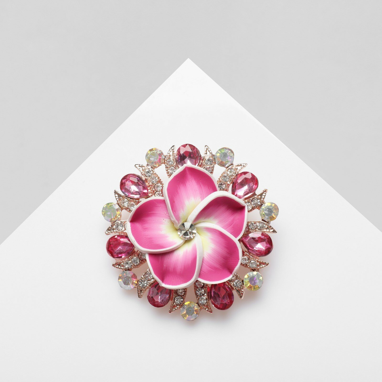 Брошь, стекло, полимерная глина, эмаль, стразы