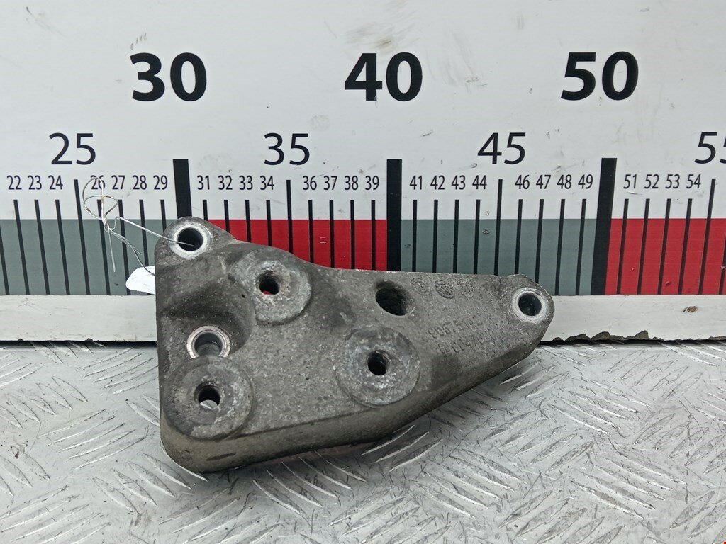 Кронштейн (крепление лапа траверса) кпп Opel Astra H 90573653 арт. 2006374