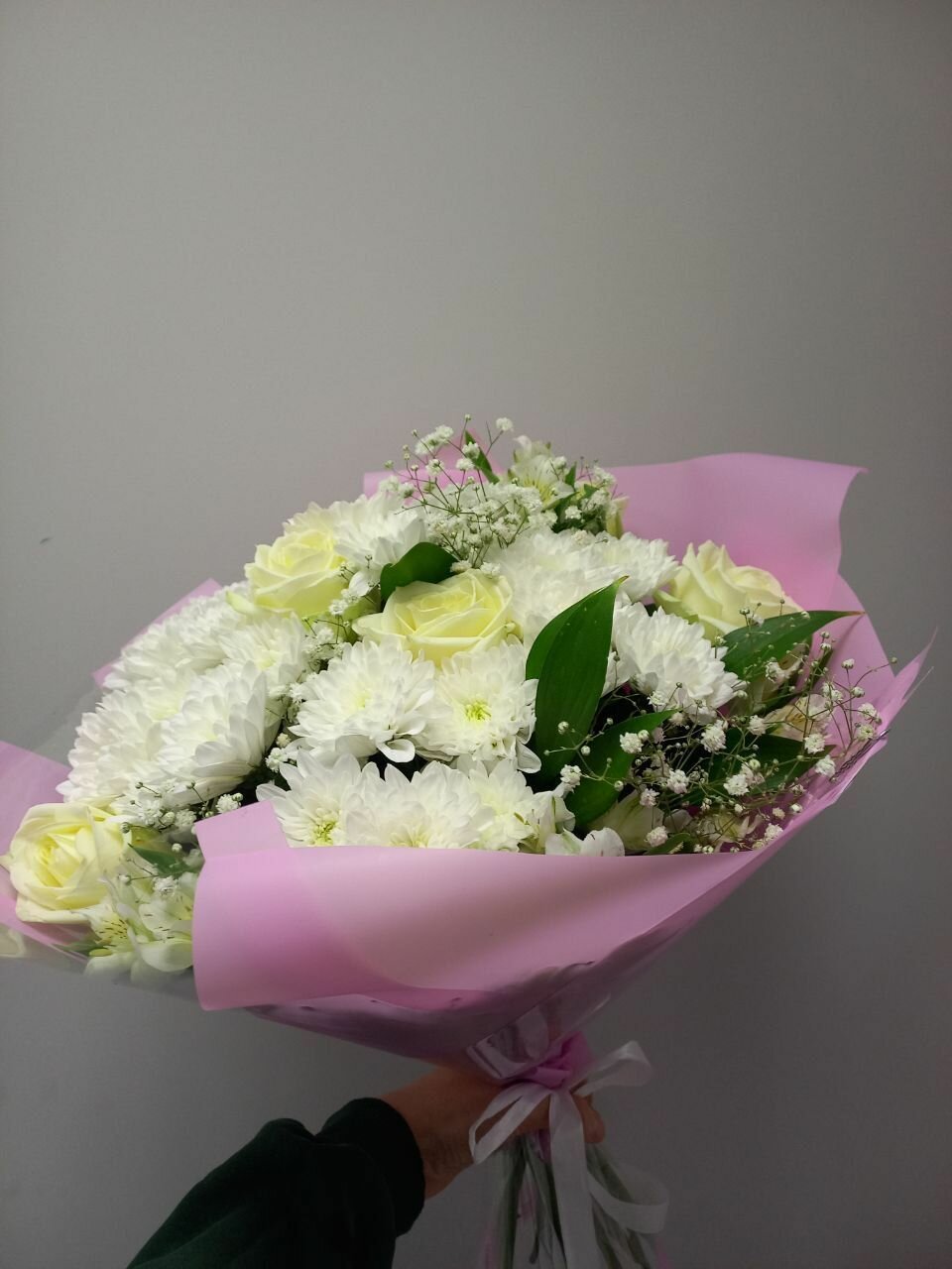 Букет Well-Flowers "Маме", альстромерии, розы, гипсофил, листья рускуса, 50см, букет свежих цветов