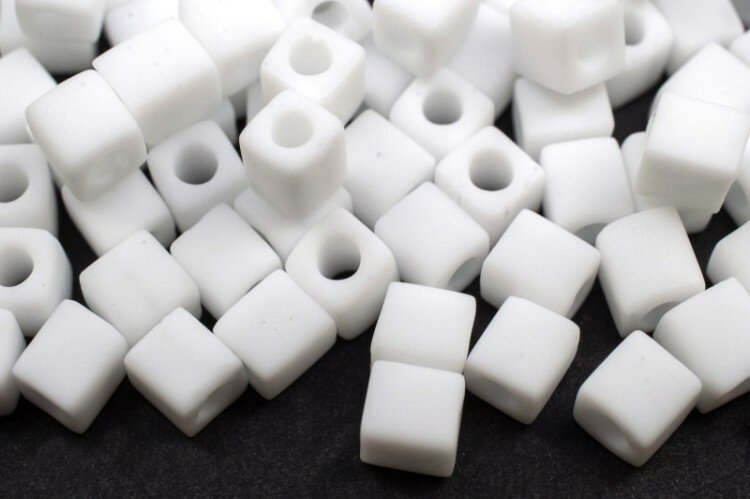 Бисер японский Miyuki Cube кубический 4мм #0402F белый, матовый непрозрачный, 10 грамм