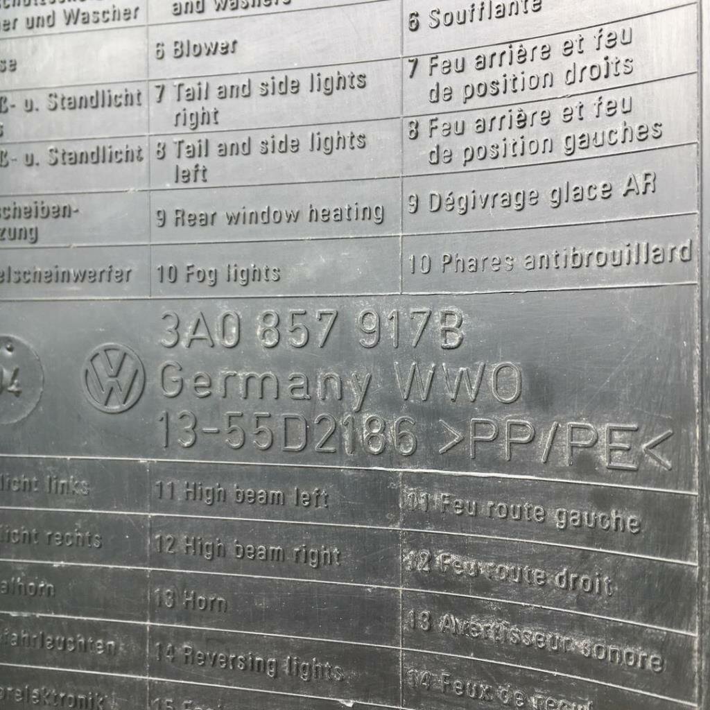 Крышка блока предохранителей VW Passat B4 94-96 — фото 1
