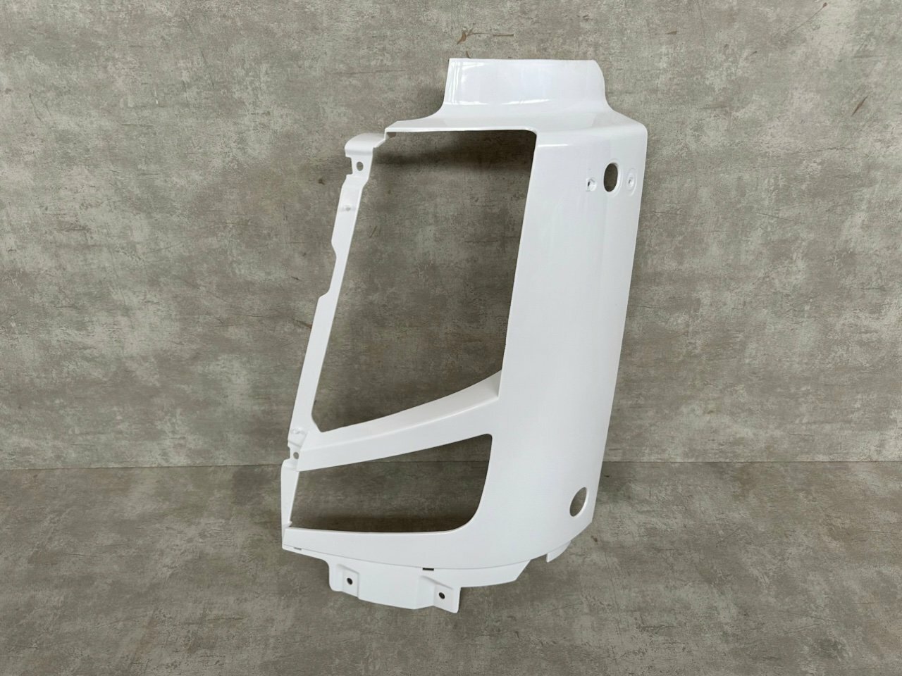 Облицовка фары левая (водительская) VOLVO FH12 FH16 (вольво ФШ12 ФШ16)