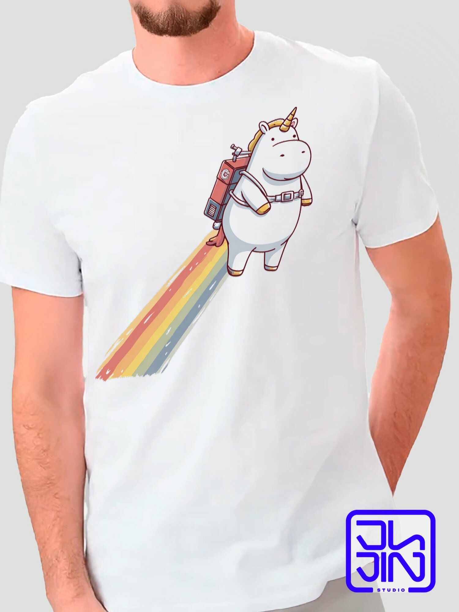 Футболка классическая мужская с авторским принтом Белый смешной единорог с реактивным ранцем и радужным ярким следом мемы, белый хлопковый трикотаж с прикольным рисунком на груди