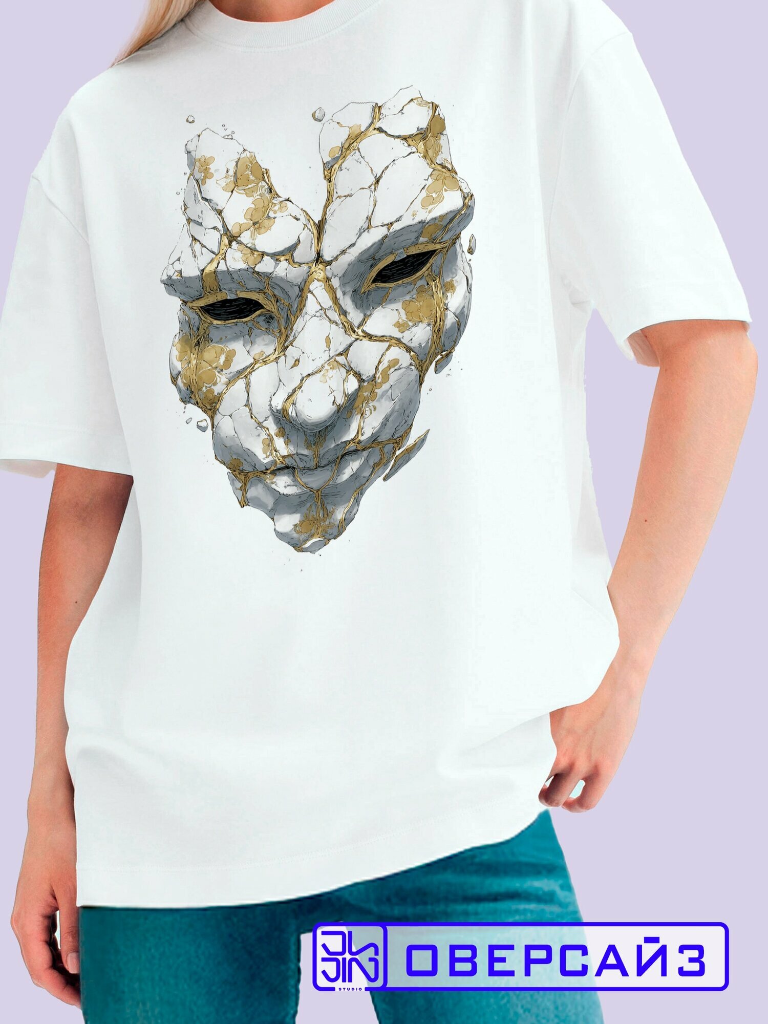 Футболка оверсайз женская с принтом Маска абстрактная белая с желтыми трещинами, лицо таинственное и выразительное, белый хлопковый трикотаж с прикольным рисунком на груди