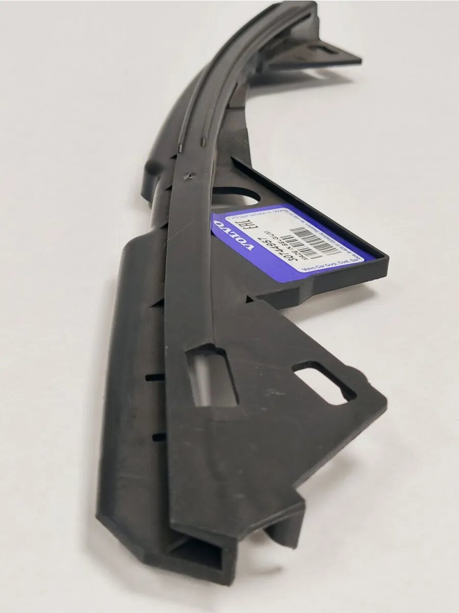 Кронштейн бампера переднего, правый под фарой