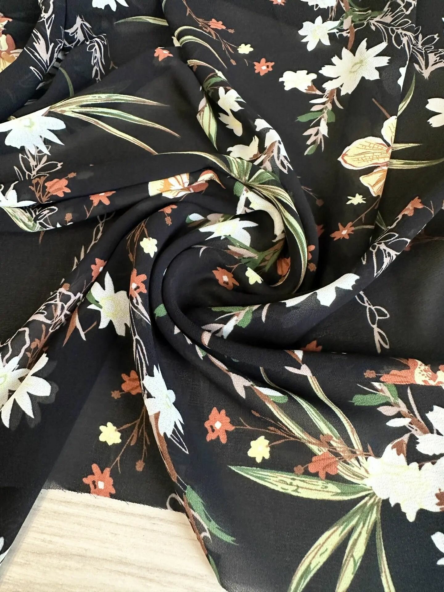 1м. Шифон ткань для шитья. Цвет черный. Ширина 150 см. Плотность 100