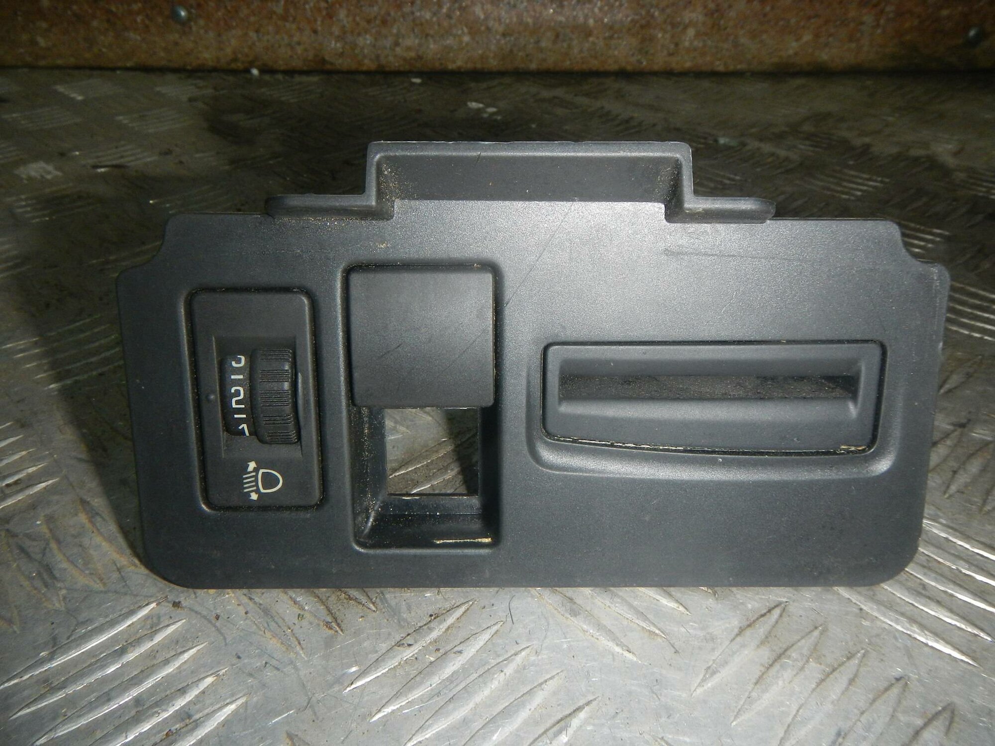 Б/У Кнопка корректора фар, Citroen (Ситроен)-C4 (11-) CITROEN C4 (11-) С накладкой. Без повреждений 331856 Peugeot-Citroe...