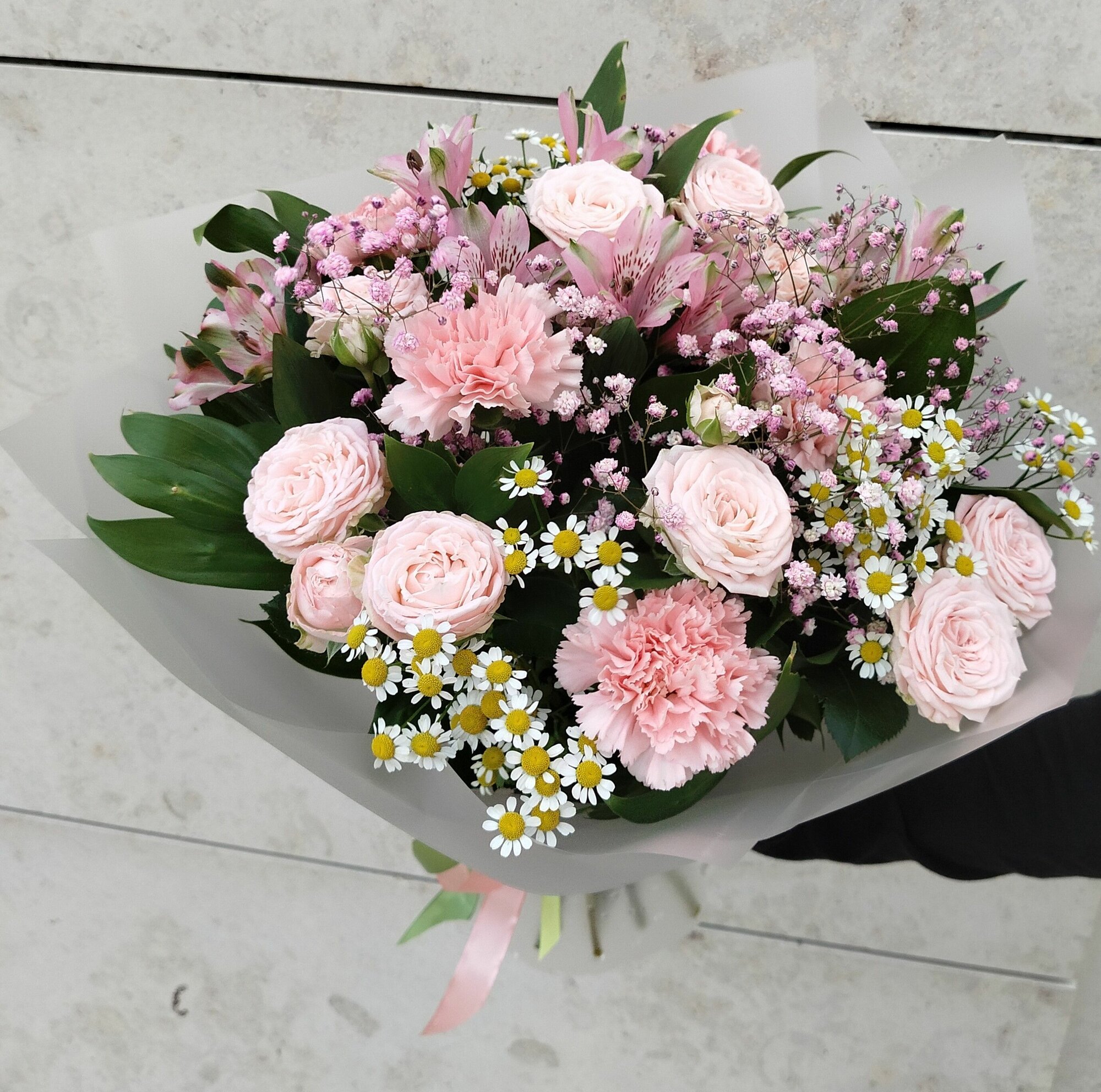 Кустовая роза, Гвоздика, Альстромерия, цвет розовый, белый, 17 шт