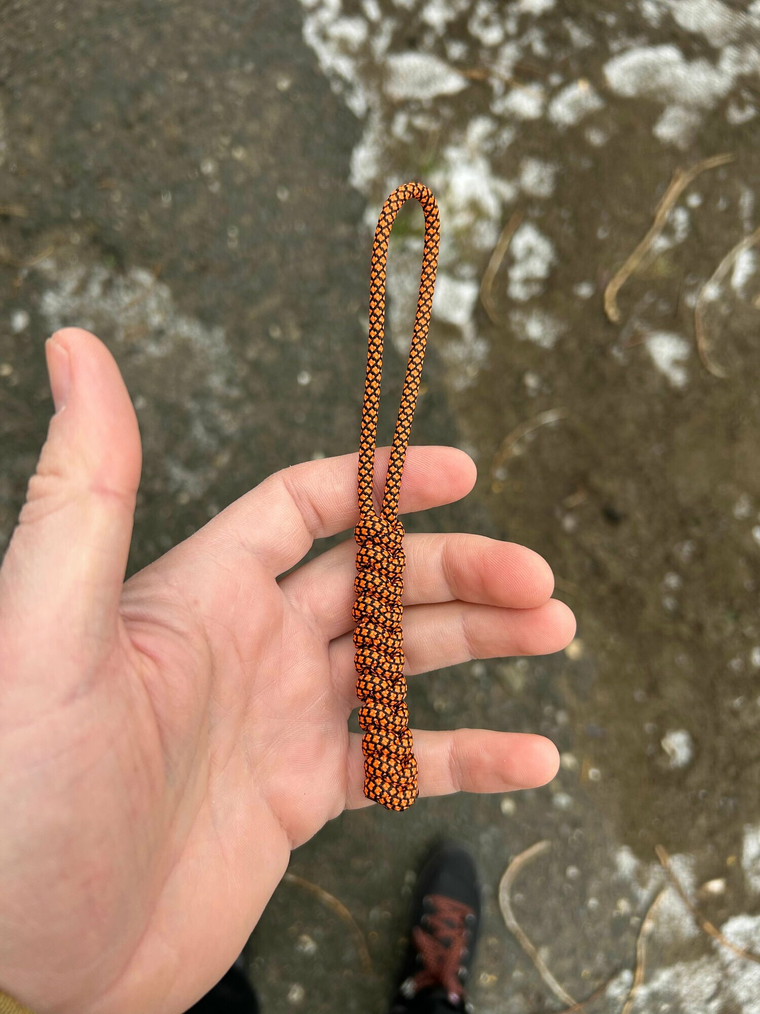 Темляк из паракорда на нож, сумку, одежду брелок.