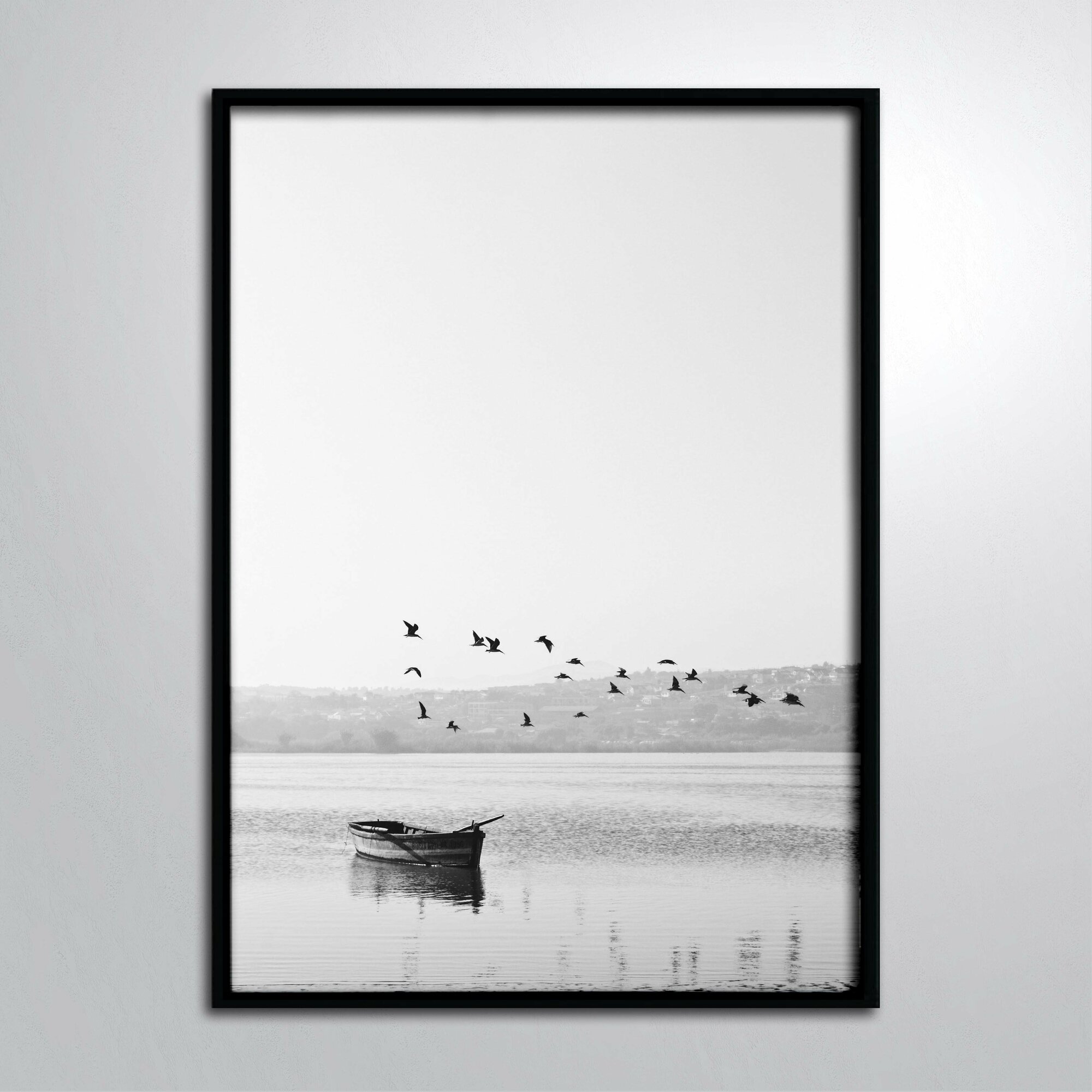 Постер без рамы/Постер для интерьера/Плакат интерьерный Фотография ЧБ Озеро и Лодка