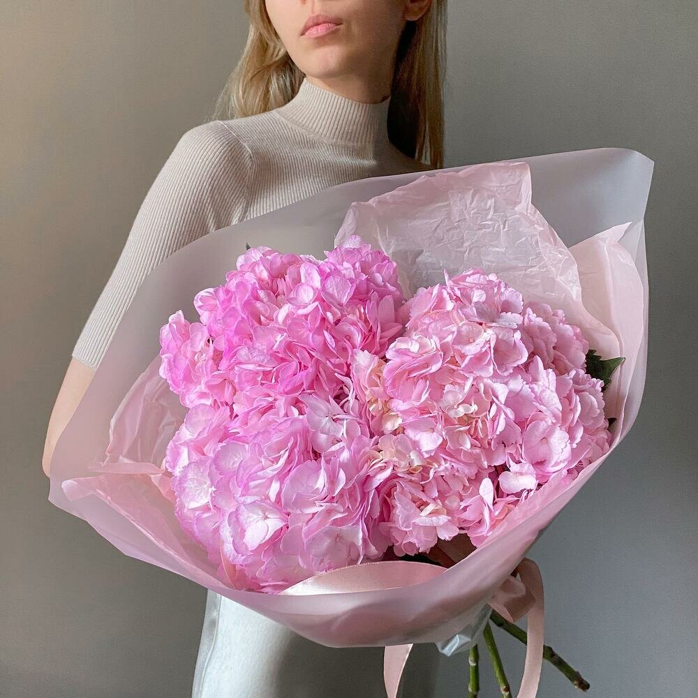 Букет живых цветов. Розовая гортензия в авторском оформлении. Размер М