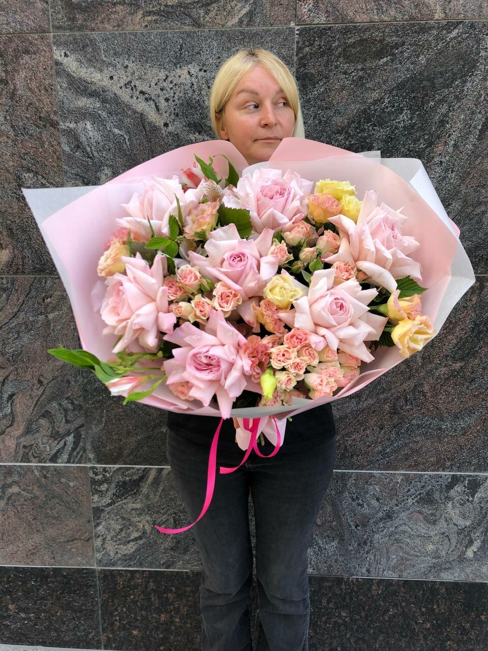 Букет из ароматных роз пинк охара с добавлением лизиантуса иальстромерии