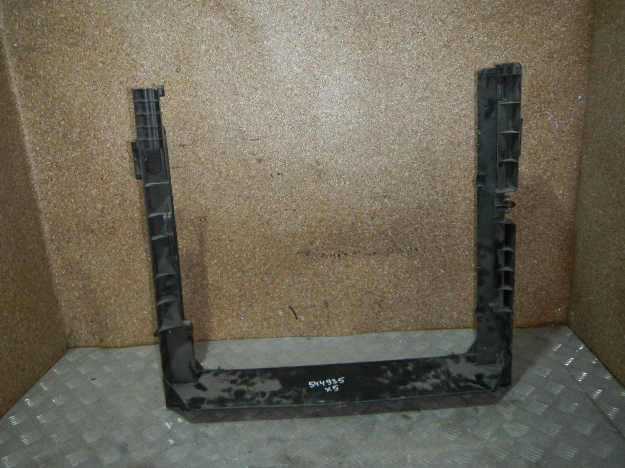 Б/У Диффузор вентилятора, BMW (БМВ)-X5 (E70) (07-13) BMW X5 (E70) (07-13) Рамка радиатора нижняя. Отколот кусок 0,5/1 см....