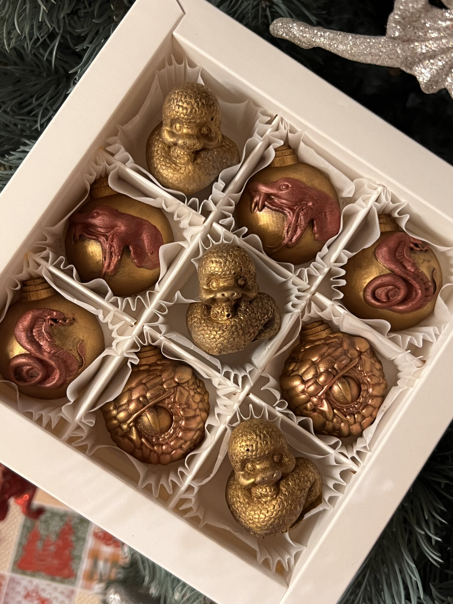 Шоколадный набор "Конфеты на новый год" №123 - Змея 2025, молочный шоколад, ручная работа