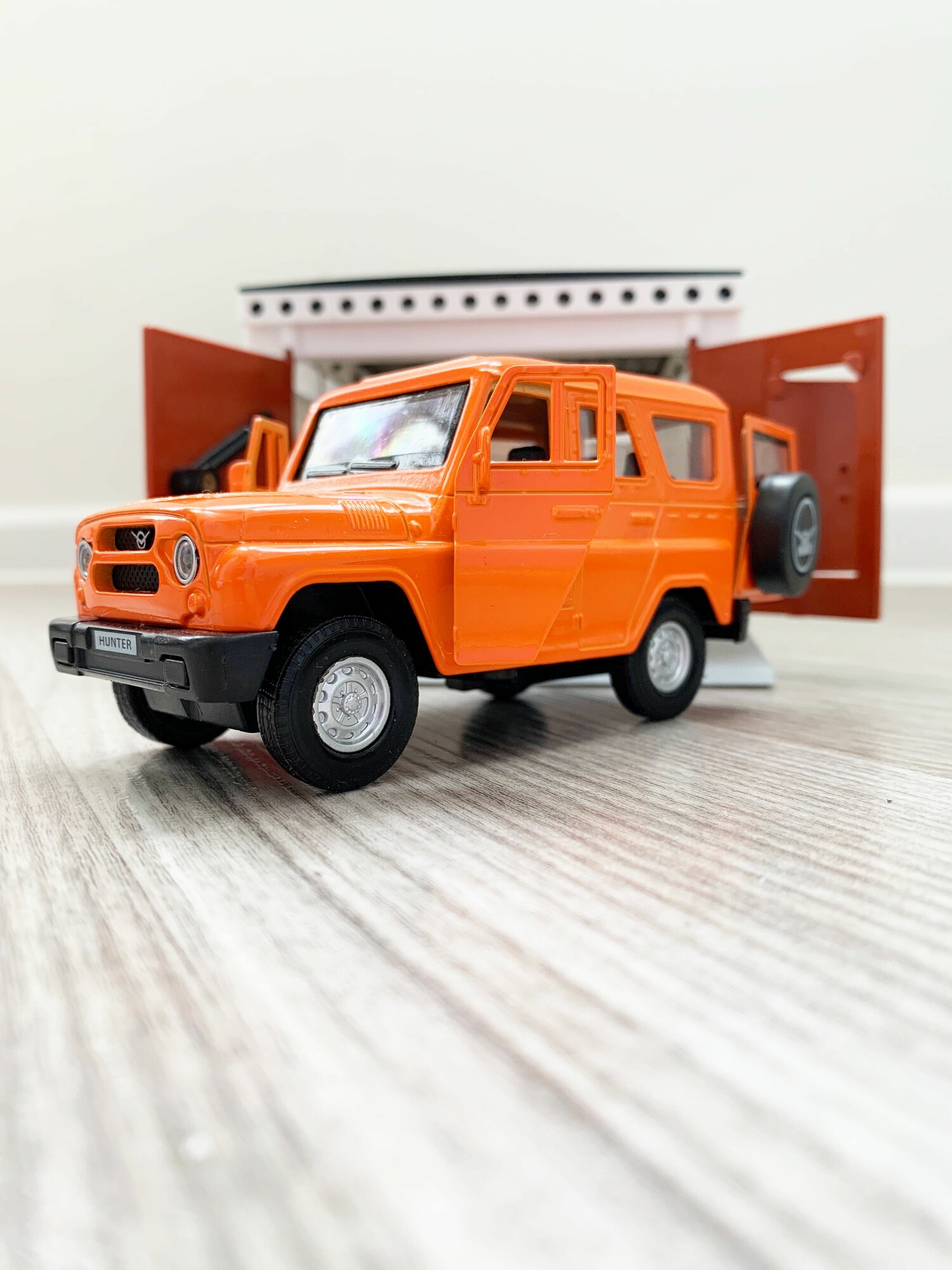 Гараж + UAZ HUNTER (12 см, метал, инерция, открытие 2-х дверей и багажника)- оранжевый