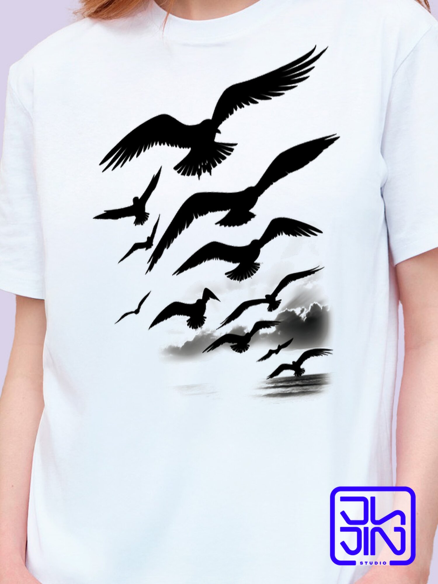 Футболка классическая женская с авторским принтом Минималистичная черно белая чайка с облаками над черным океаном, белый хлопковый трикотаж с прикольным рисунком на груди