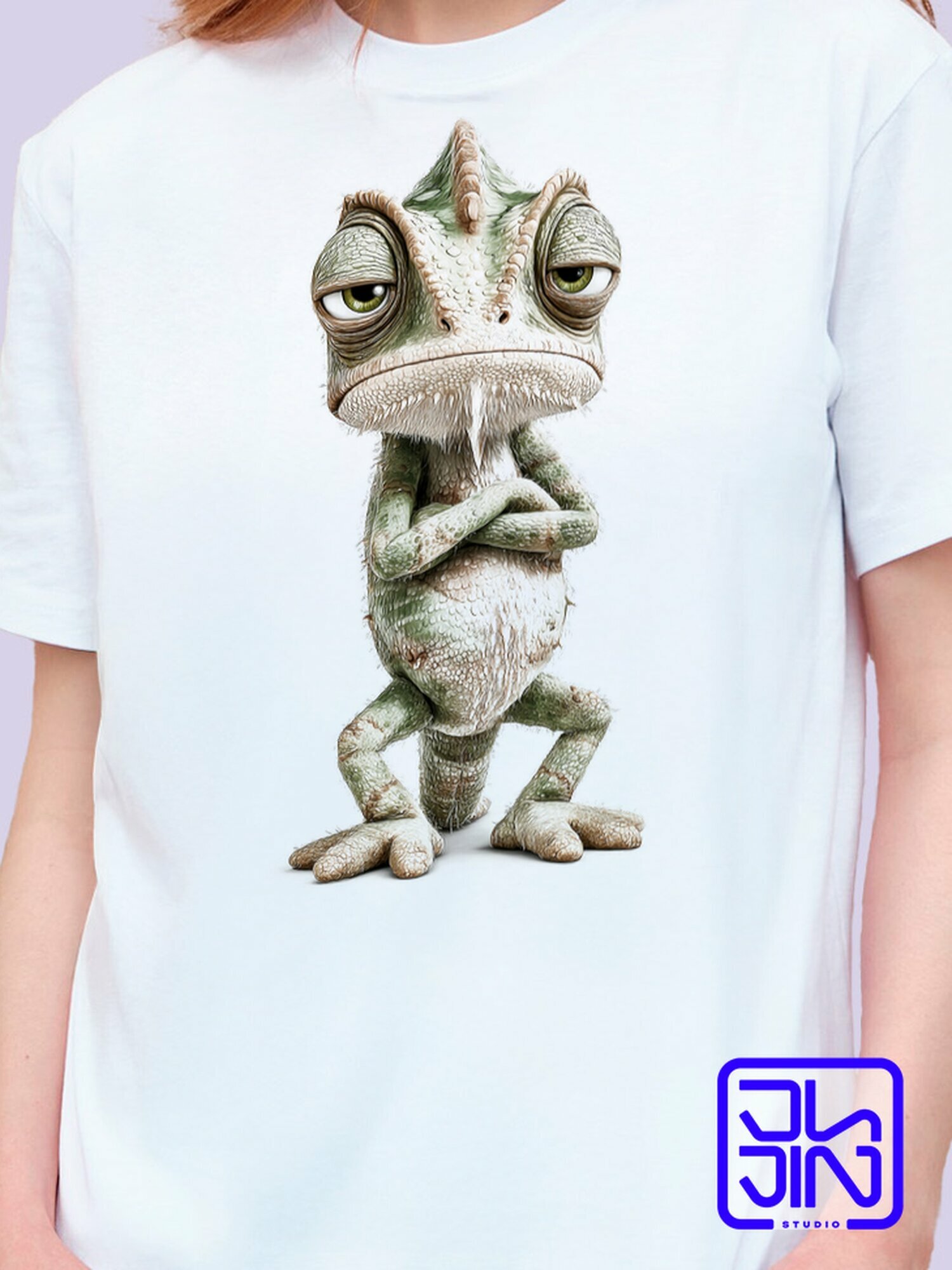 Футболка классическая женская с авторским принтом Хамелеон смешной, крутой, светло зеленый и фисташковый с мемами, зеленый, белый хлопковый трикотаж с прикольным рисунком на груди