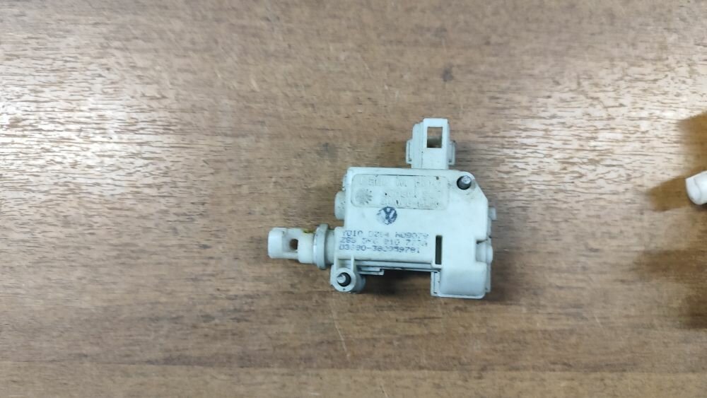 Замок лючка бака Volkswagen Golf 6 5K6810773A