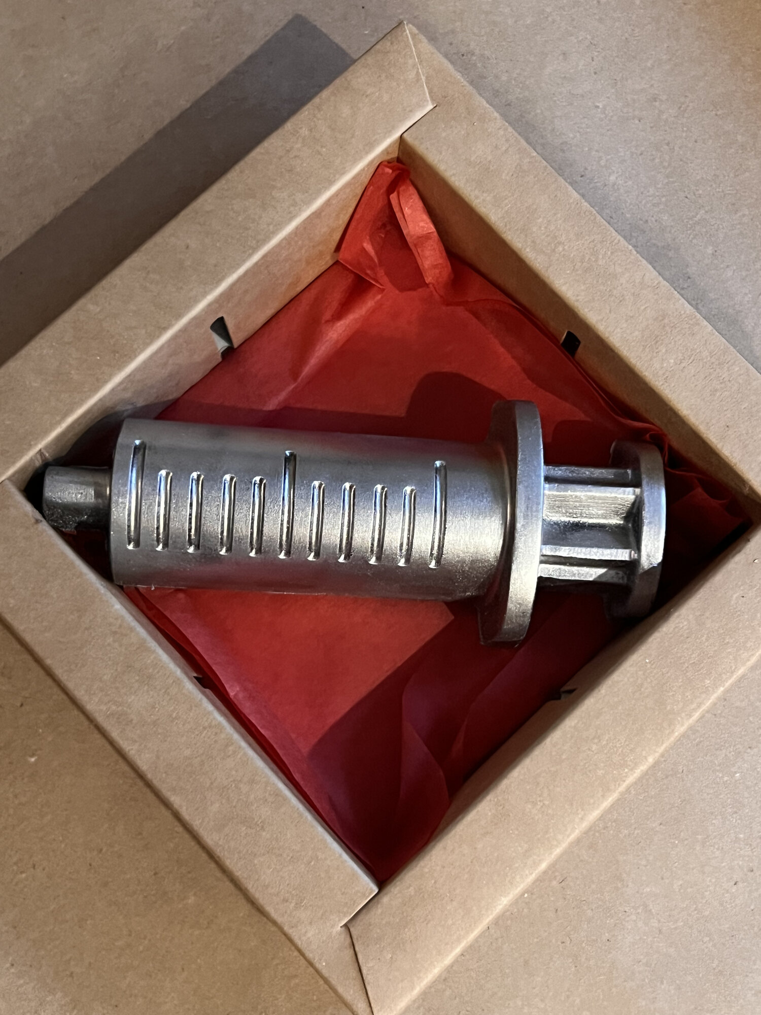 Шоколадная фигура "Шприц", темный бельгийский шоколад, ручная работа