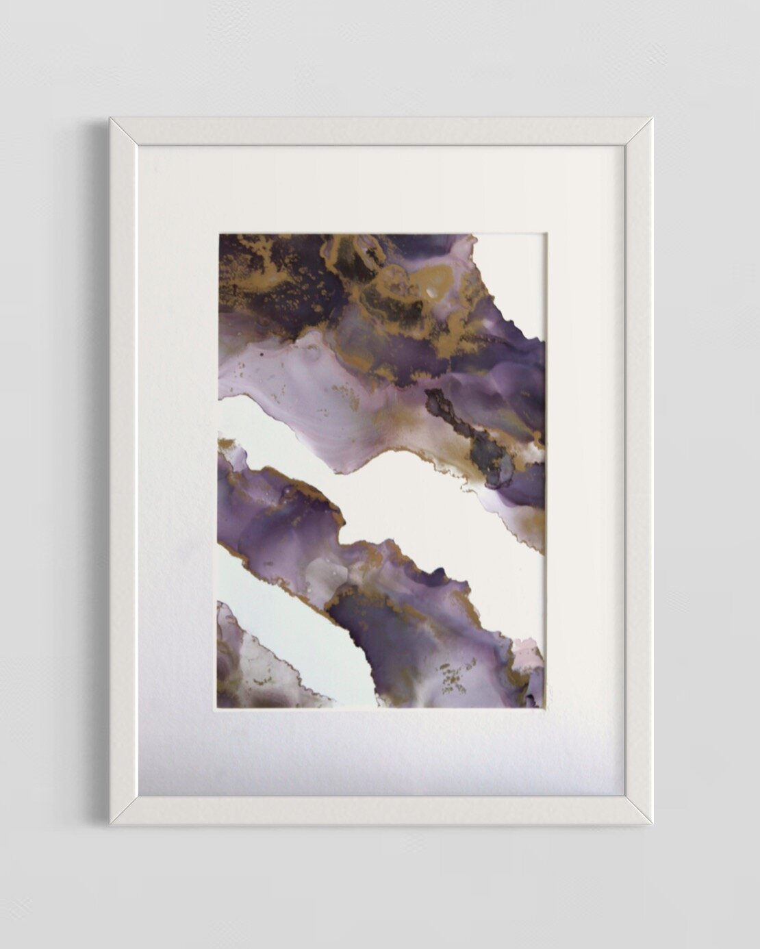 Авторская картина спиртовыми чернилами, оформлена в белую лаконичную рамку, абстракция, преобладание фиолетовых оттенков
