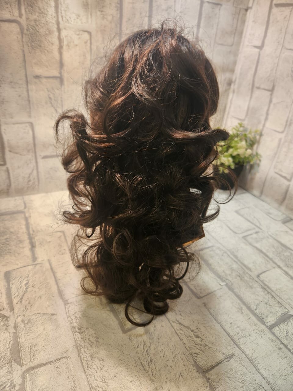 Хвост-шиньон на крабе, имеет кудрявую структуру, выполнен из премиум материалов, имеет цвет Коричневый