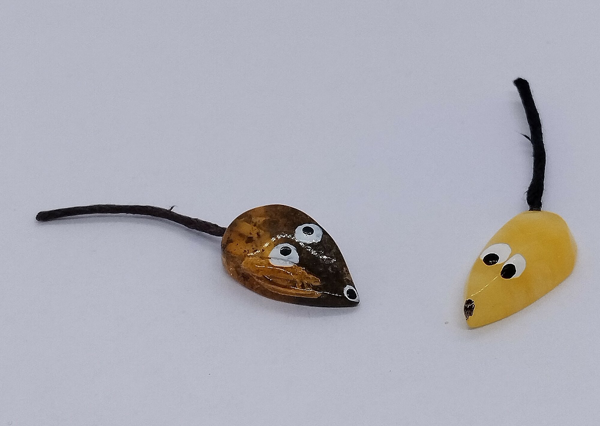 Набор из двух янтарных кошельковых мышек на удачу, коньячный и матовый янтарь 2 г