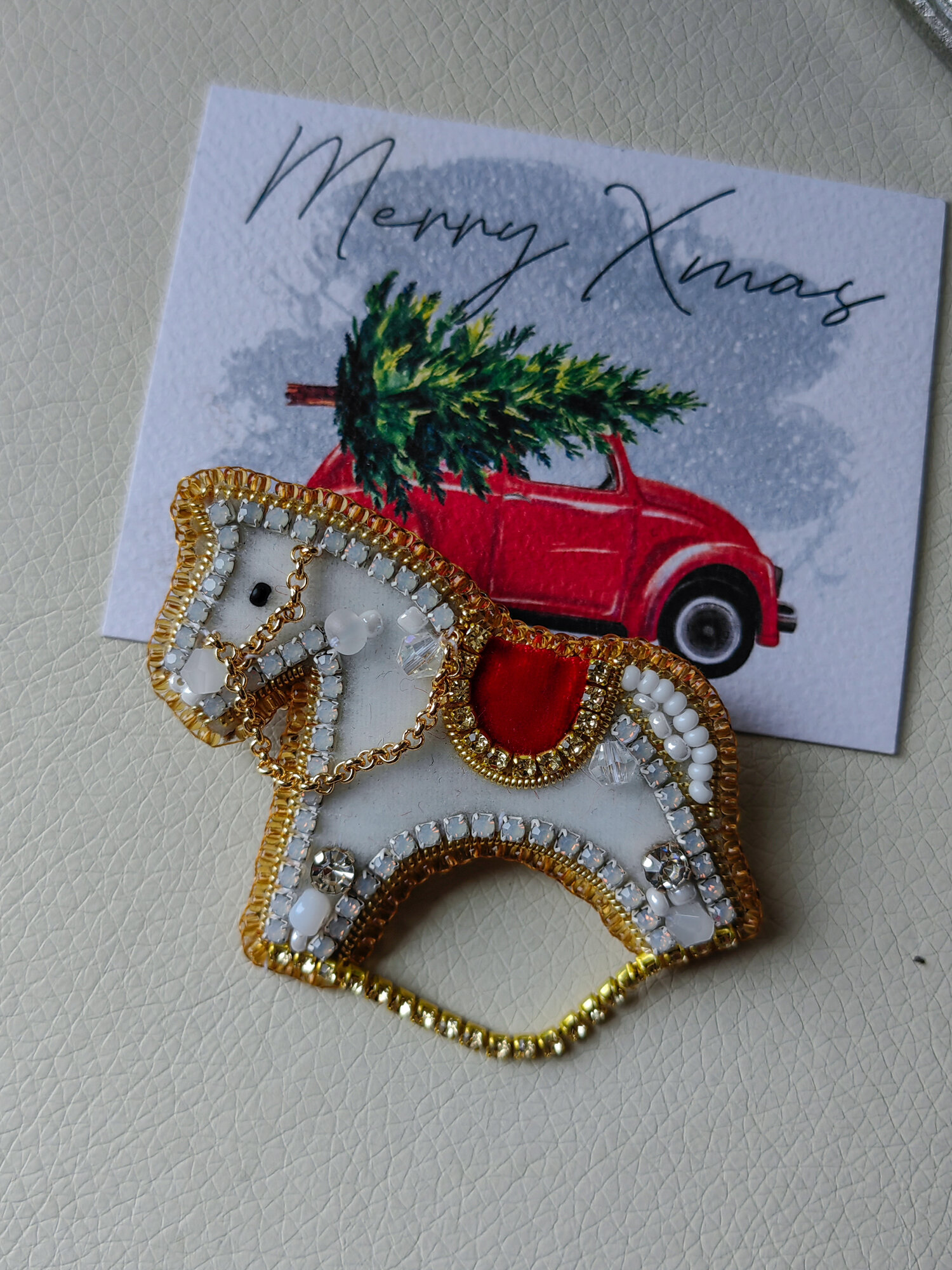 Брошь, стекло, бисер, стразы