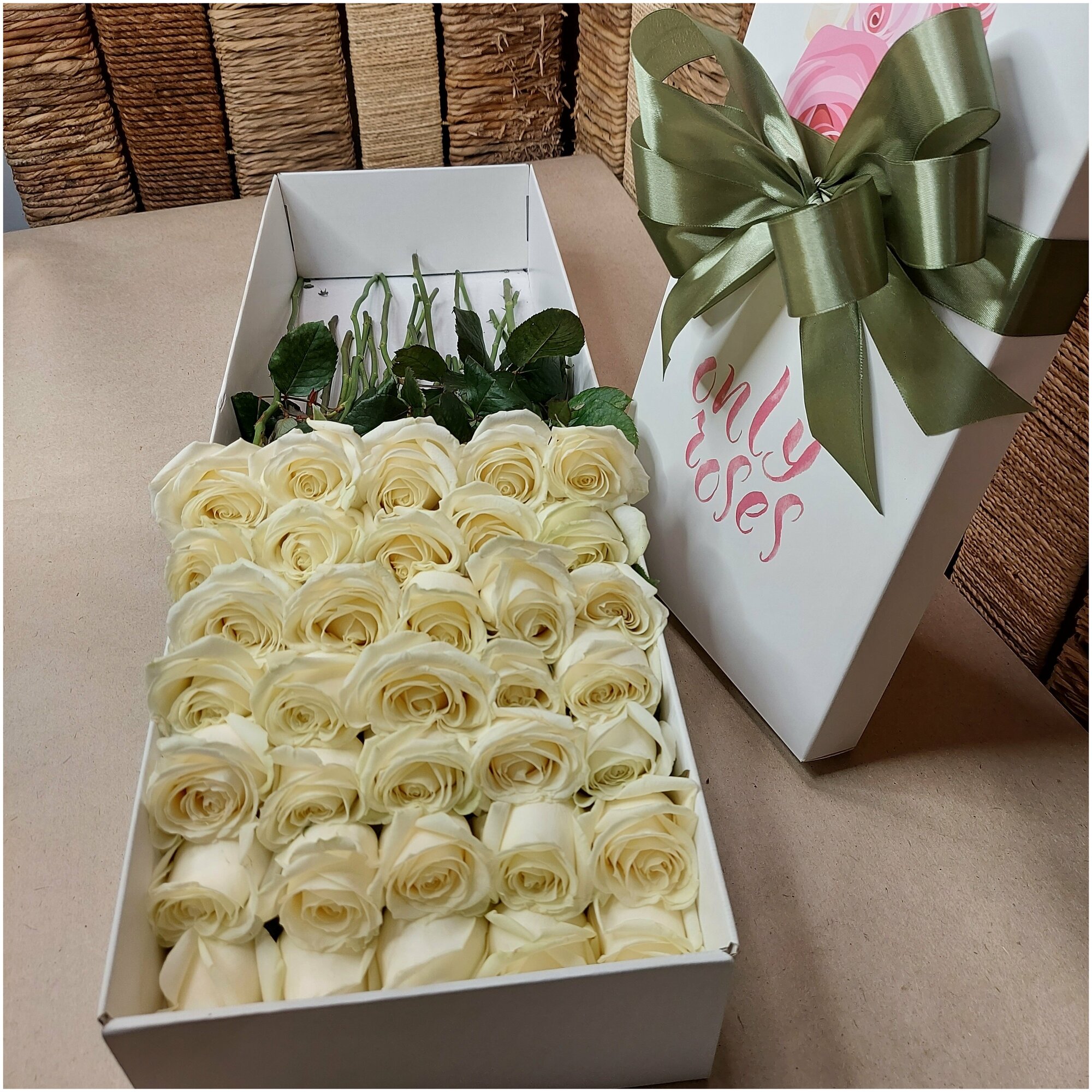 Розы Премиум 33шт белые в крафт коробке длина 50 см ив арт.02511559 nst hi po kr ak