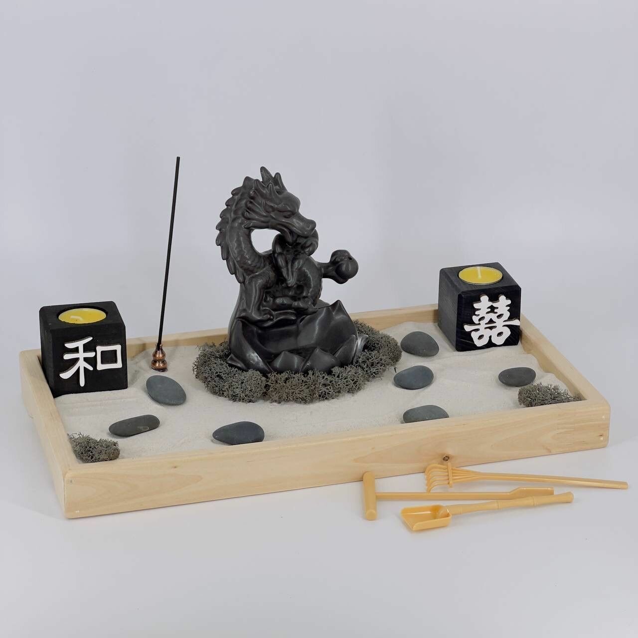 Сад камней с песком и драконом "Стелющийся дым", Дзен сад