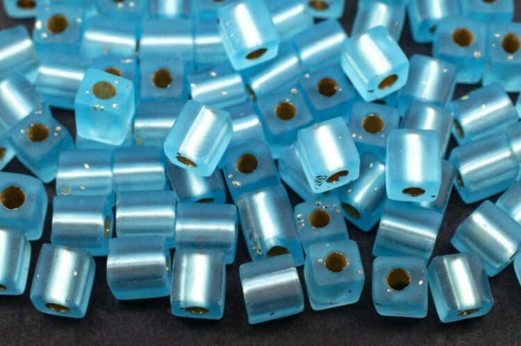 Бисер японский Miyuki Cube кубический 4мм #0018F вода, матовый, серебряная линия внутри, 10 грамм