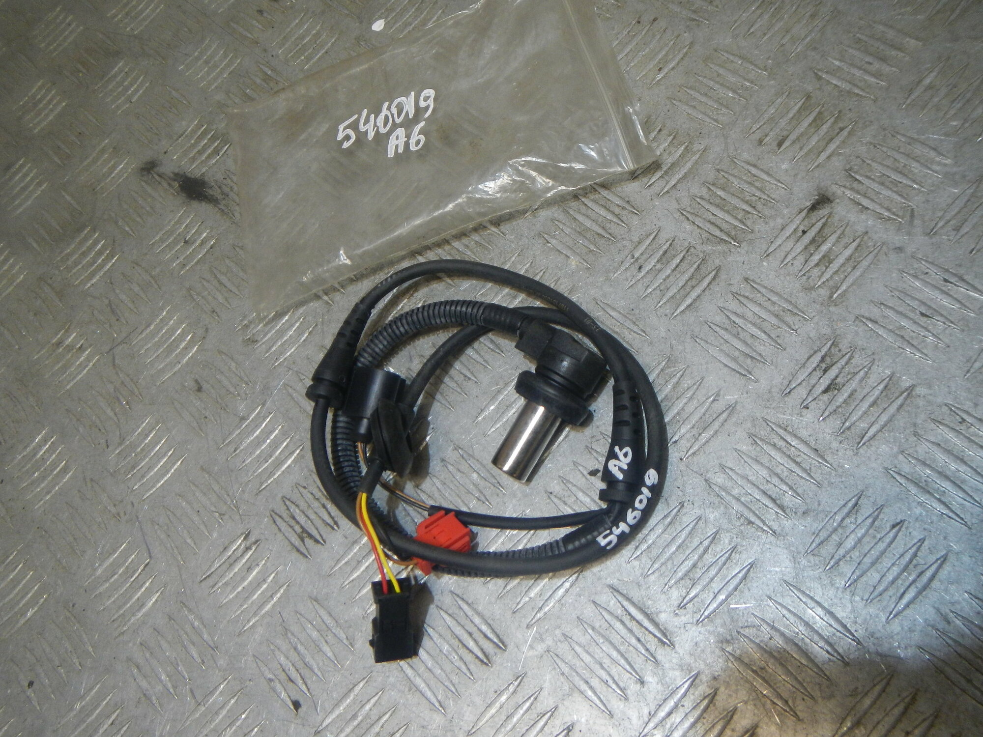 Б/У Датчик ABS передний, Audi (Ауди)-A6 (C5) (97-04) AUDI A6 (C5) (97-04) JP Group Дубликат, новый. 546019 VAG арт. 11971...