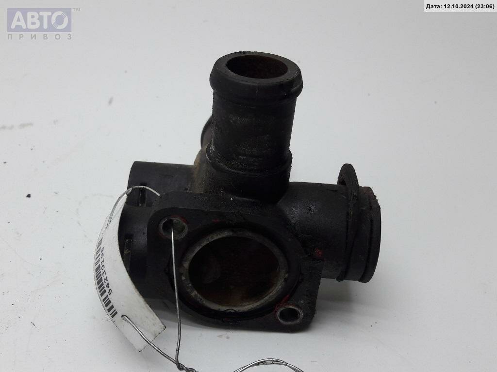 Фланец (тройник) системы охлаждения Volkswagen Passat B3