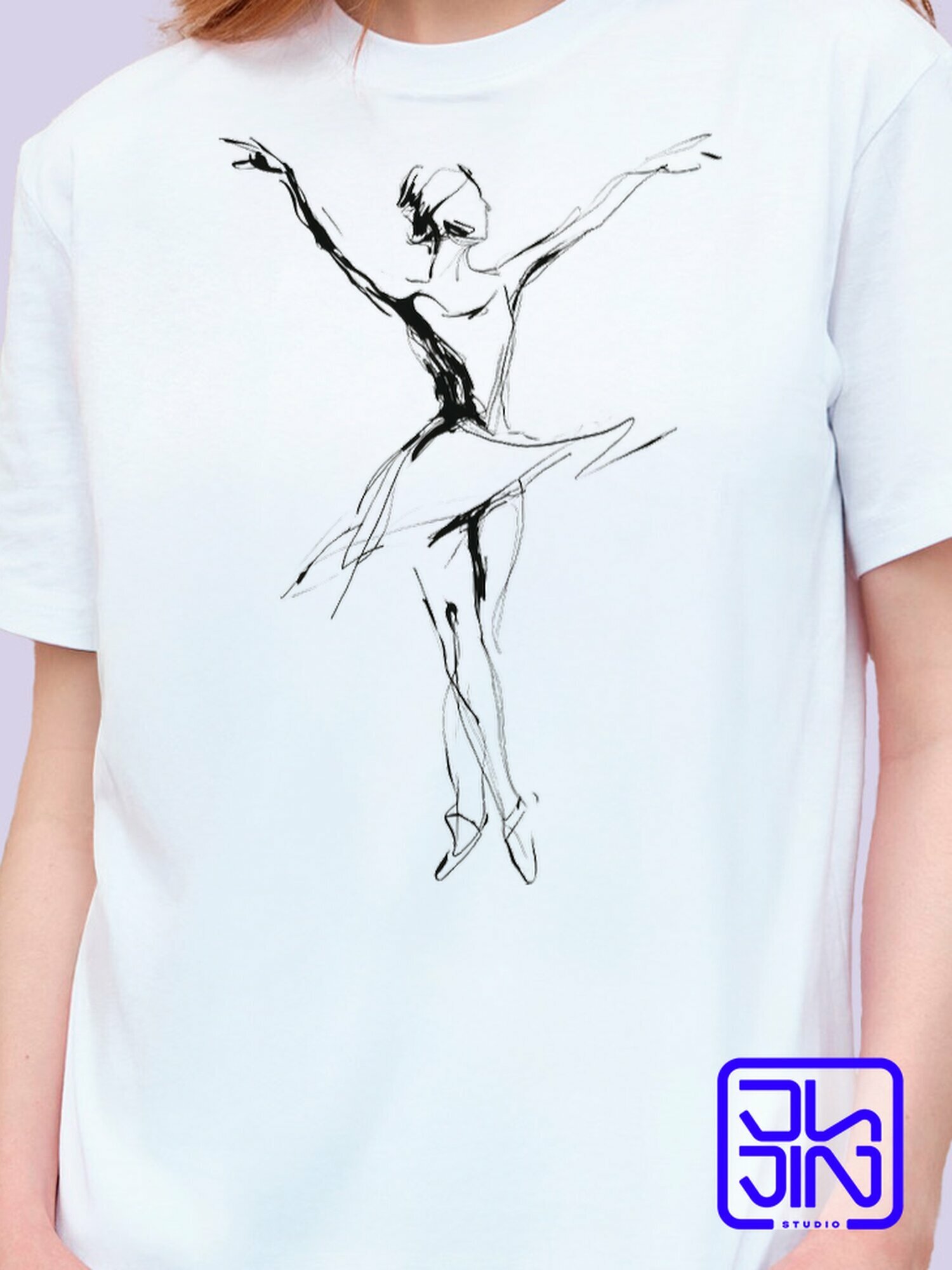 Футболка классическая женская с авторским принтом Минималистичная черно-белая балерина в изящном танце балета, белый силуэт, белый хлопковый трикотаж с прикольным рисунком на груди