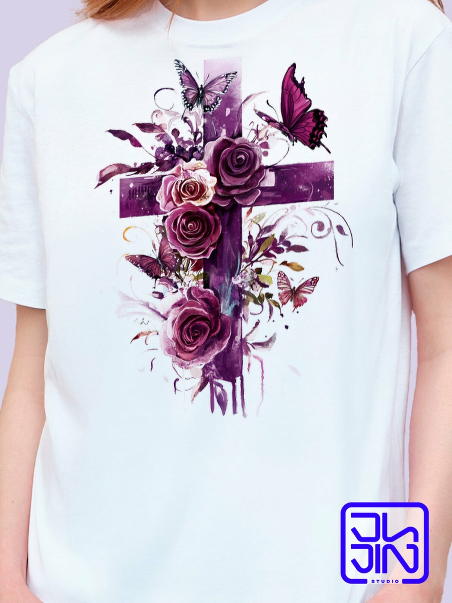 Футболка классическая женская с авторским принтом Пурпурный крест с фиолетовыми розами и изящными бабочками в цветочном орнаменте, белый хлопковый трикотаж с прикольным рисунком на груди