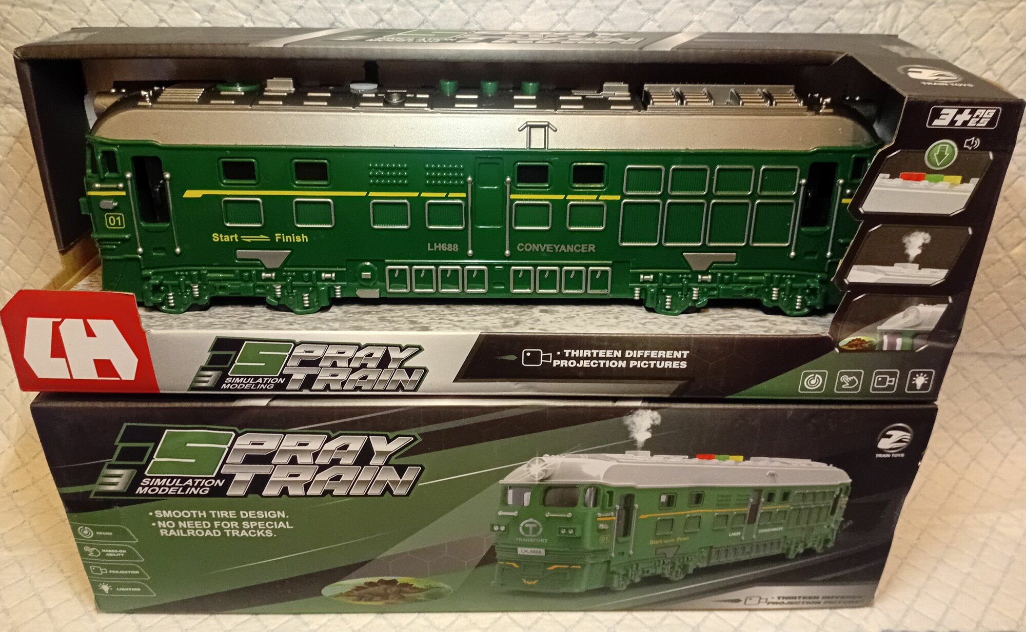 Большой игрушечный поезд со Светом. Звуком и Проектором. ( 38 см. )