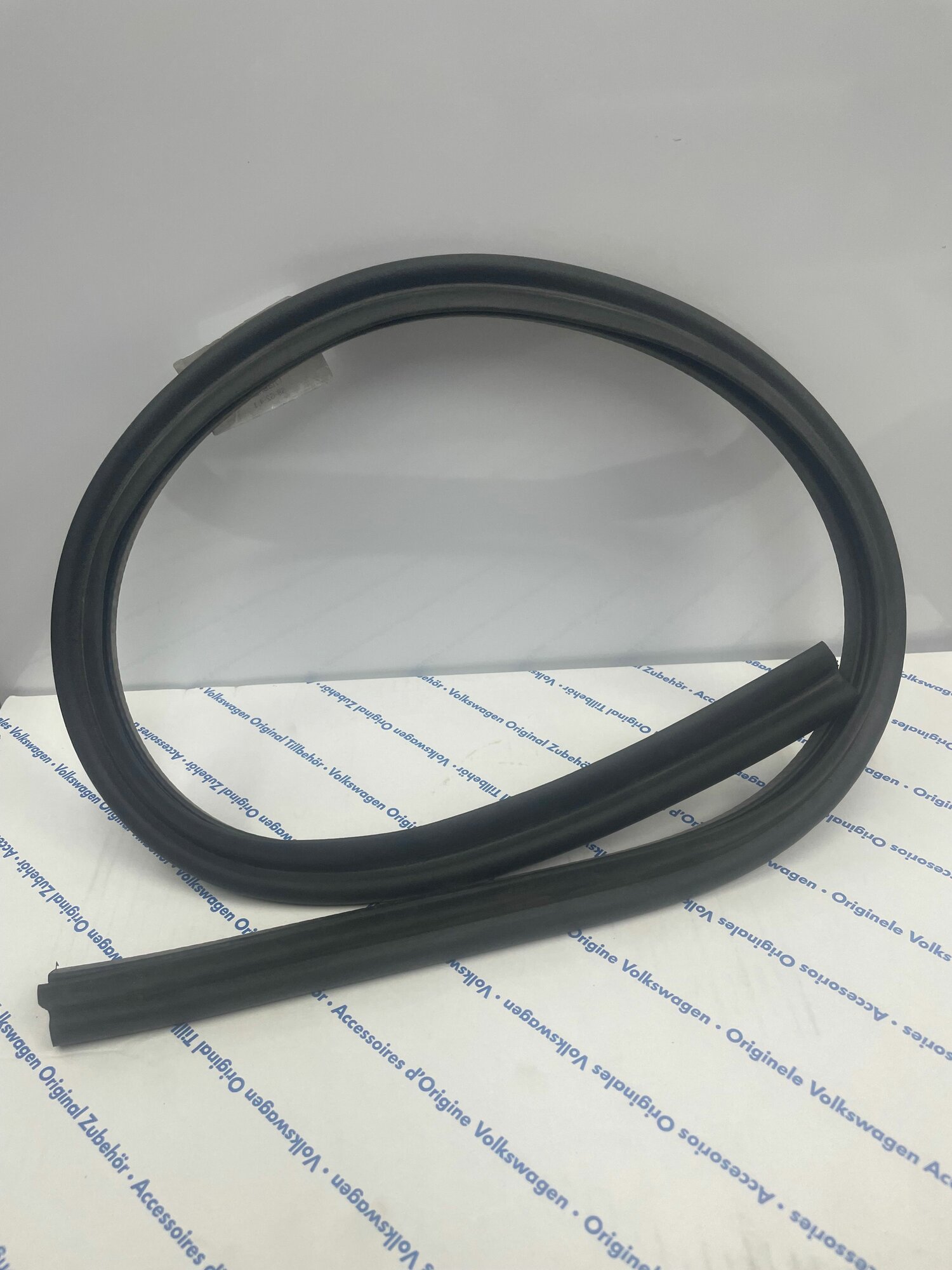 6V0823723A VAG Уплотнитель капота для SKODA SEAT