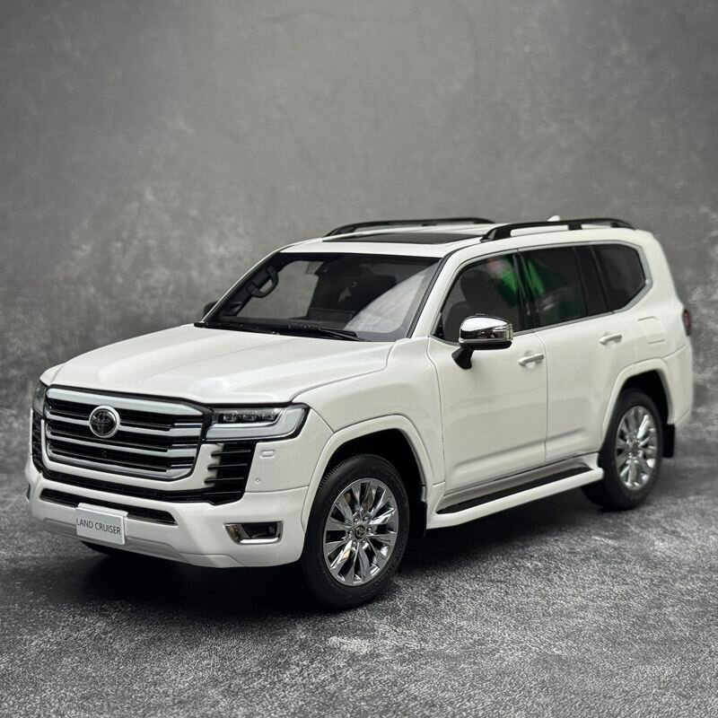 Машинка LCD 1:18 Land Cruiser LC300 ZX Модель легкосплавного автомобиля