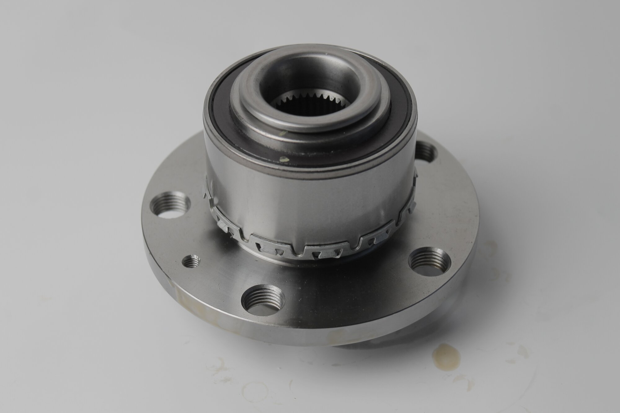 Ступица передняя в сборе SKODA Fabia 1/2, Roomster (аналог SKF VKBA6635)