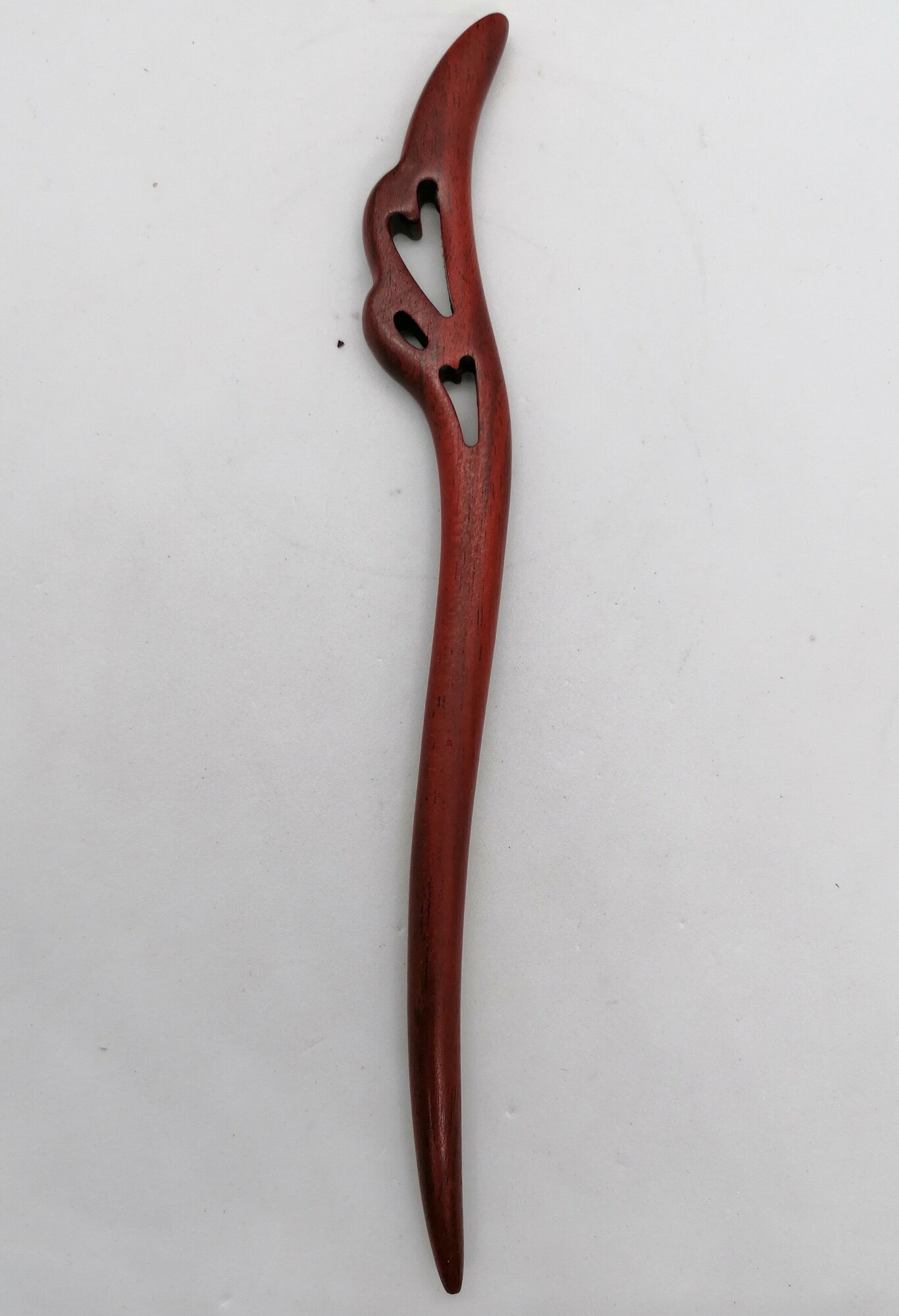 Шпилька сандаловая красный сандал (два сердечка)