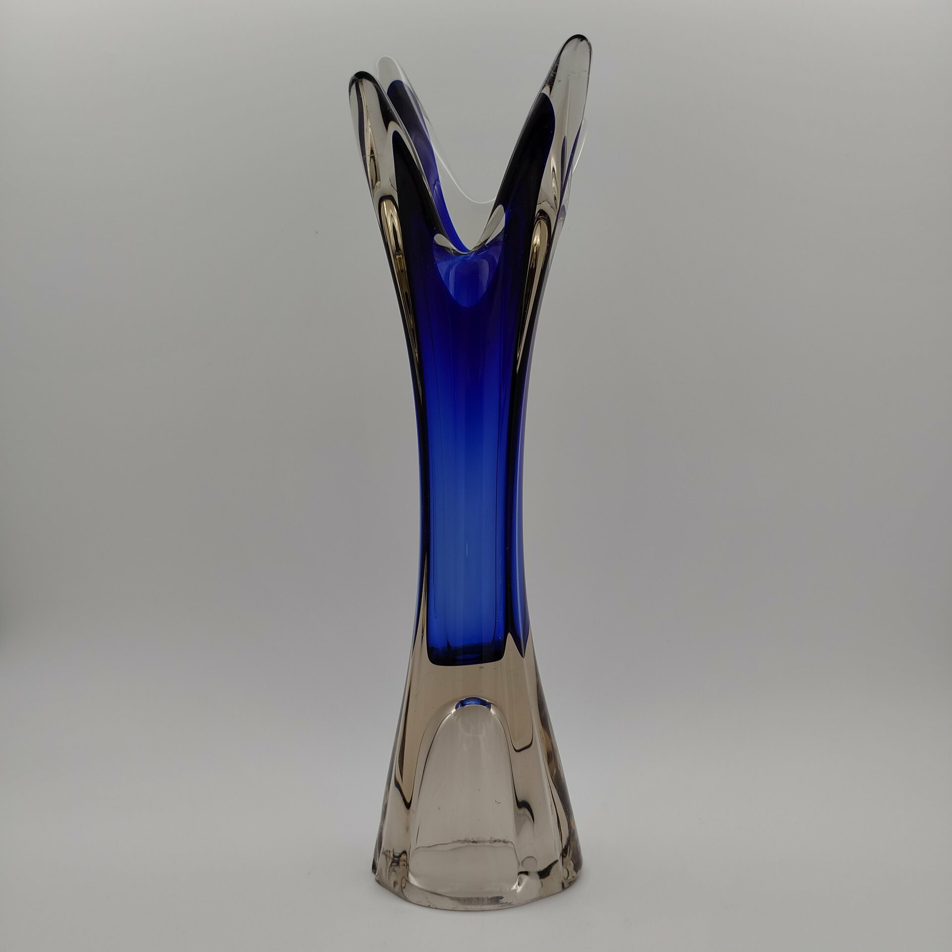 Ваза двухслойная оригинальной четырёхконечной формы, стекло, гутная техника