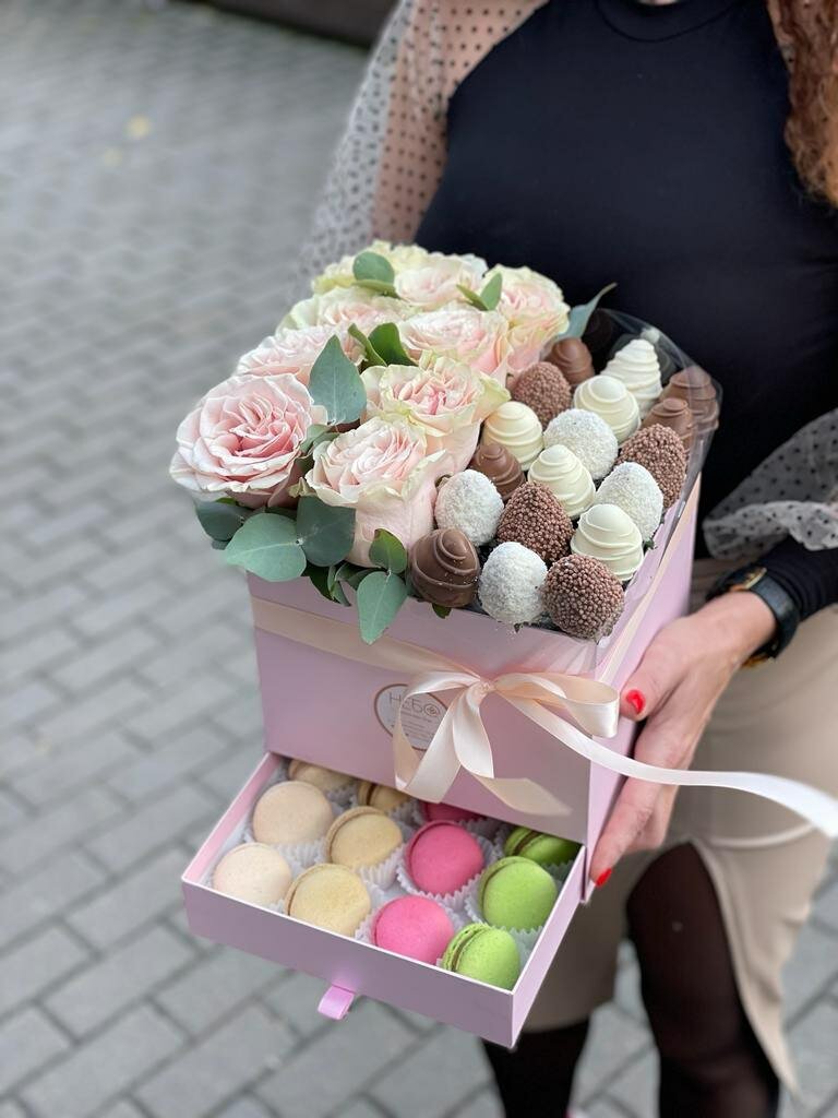 Шкатулка 3в1 с клубникой в белом и молочном шоколаде, кокос, рис, 7 роз, эвкалипт, 16 макаронс, White & Choco, L размер