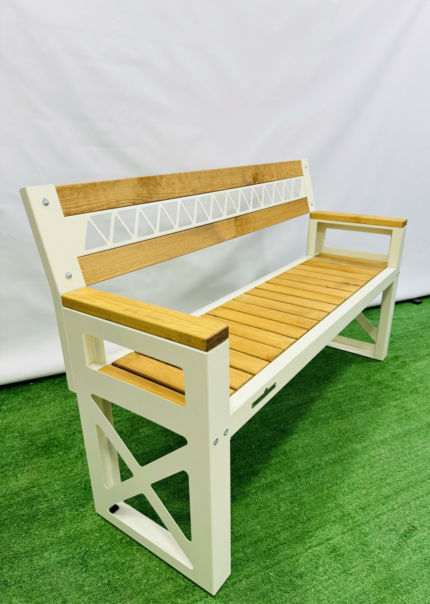 Скамейка Feroom Group "ГеоМетрия", дерево/металл, с подлокотниками, прочная спинка, 141х46х90 см