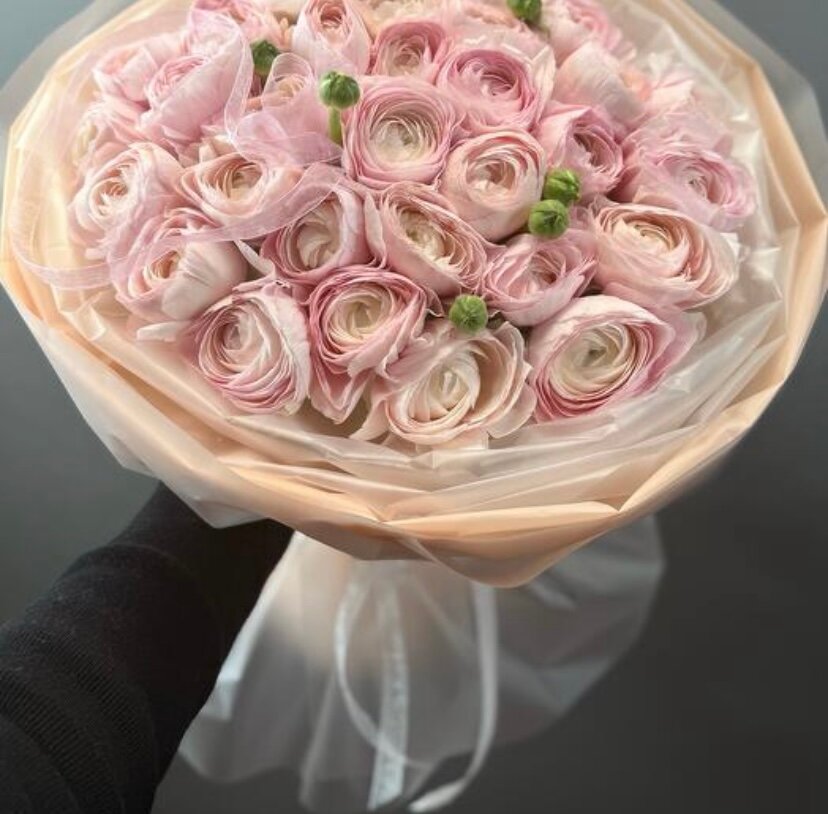 Букет живых цветов, ранункулюсы NURA FLOWERS, 39 шт, в дизайнерской упаковке, высота 50 см, розовый