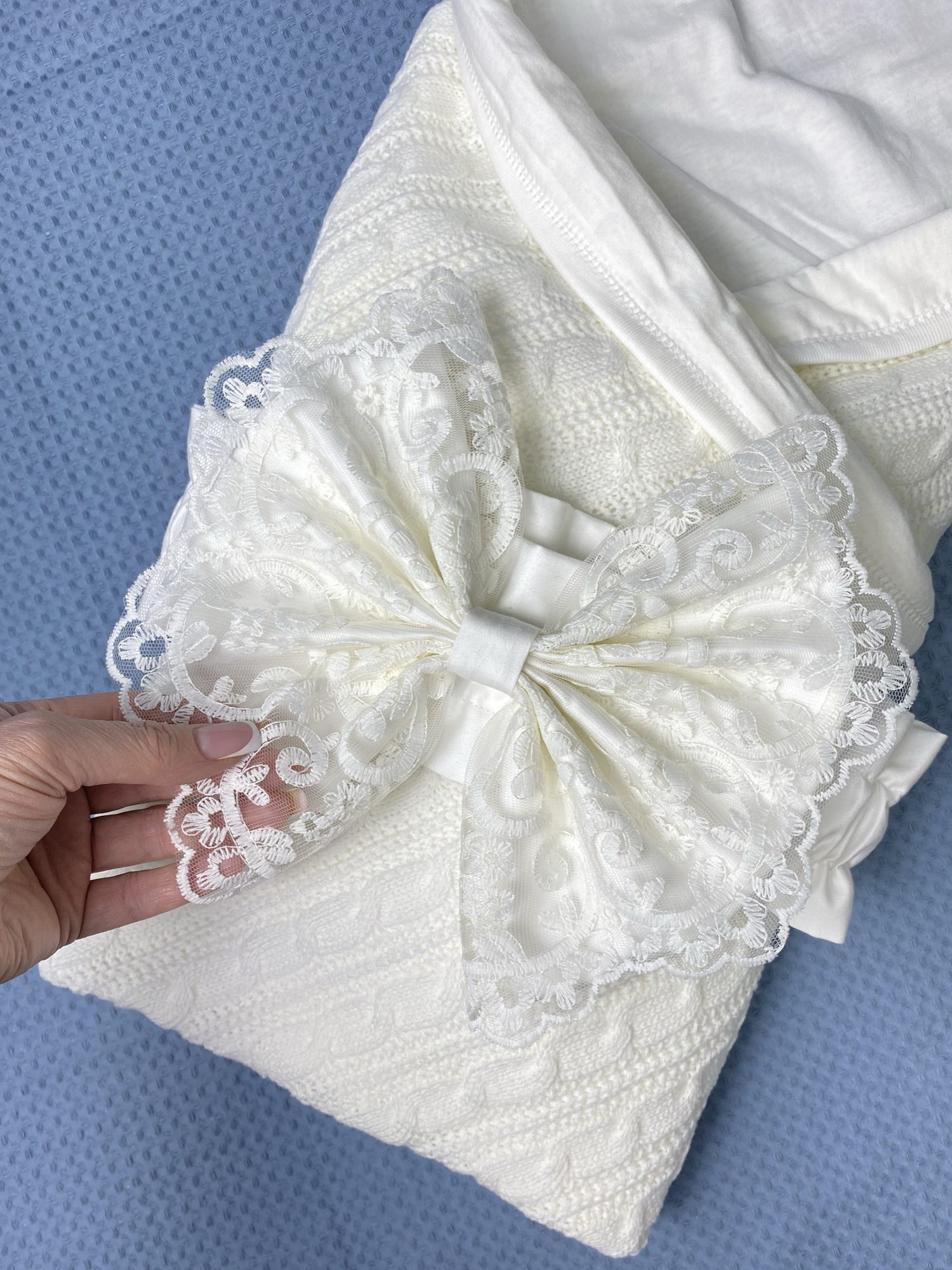 Бант для конверта новорожденного на выписку из роддома, молочный, кружевной, с резинкой